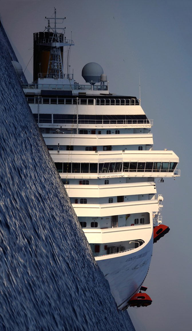 Ship sinking from a different perspective - 9GAG