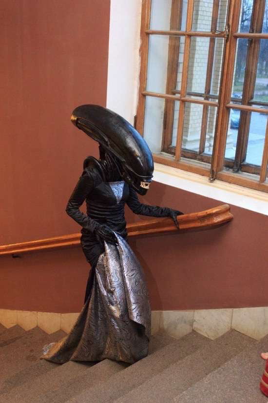 Alien Queen prom dress - 9GAG