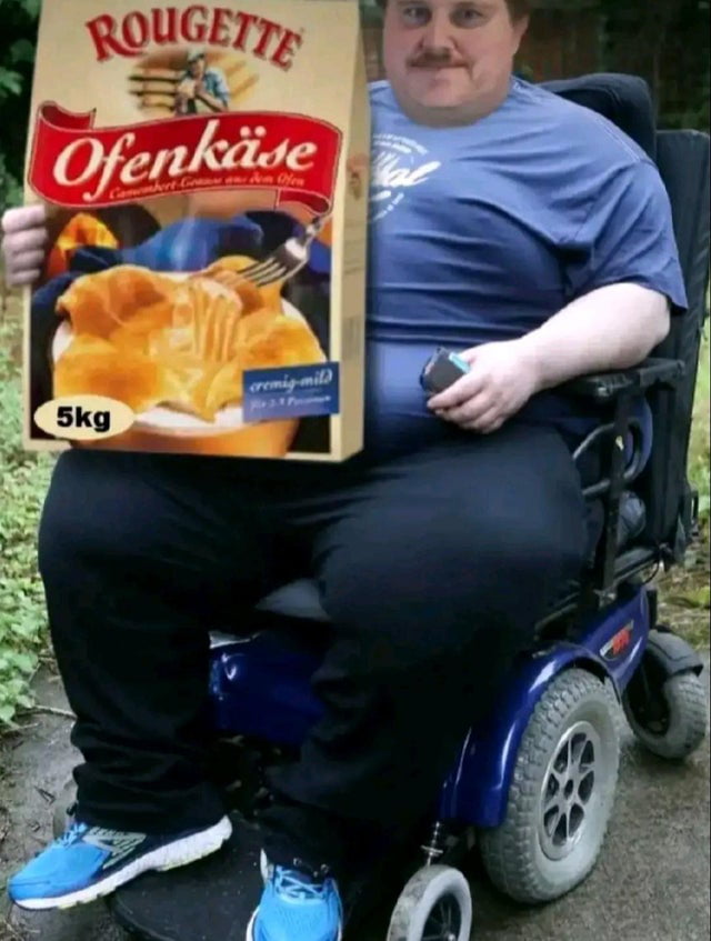 "Cheesy Rider: Der moppelige Moped-Gourmet mit seinem Rougette-Rollout ...