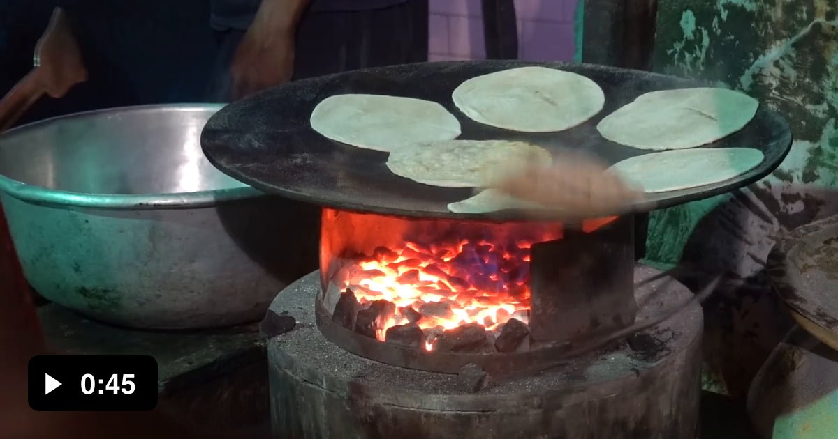 This guy making Rotis in Kolkata India - 9GAG