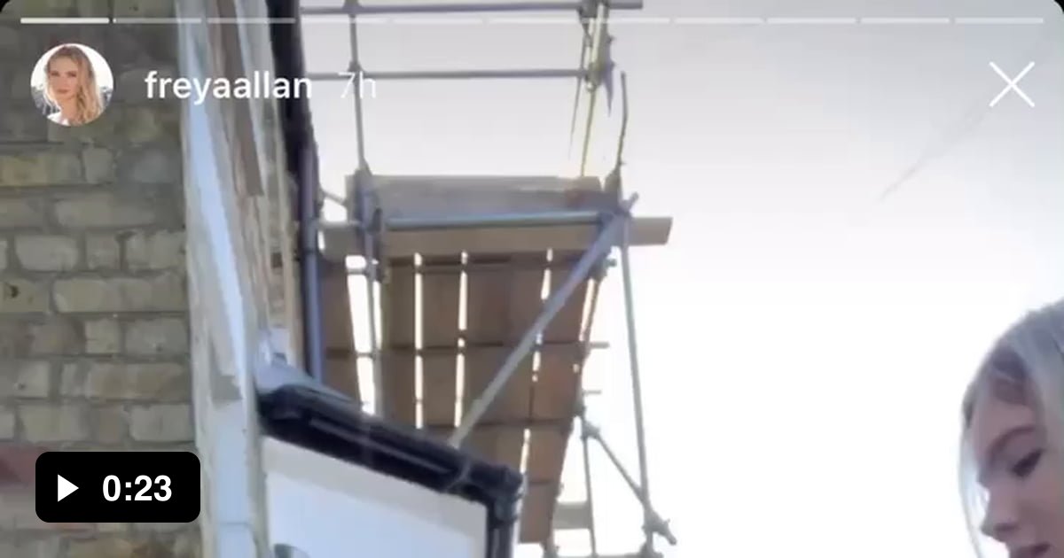 Freya allan (Ciri) moving piano into her house ;) - 9GAG