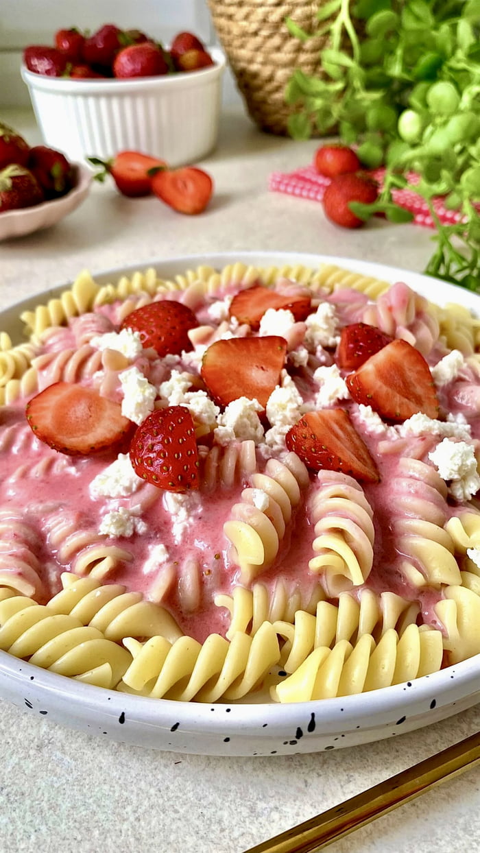 Need Italian opinion - Strawberry pasta dish from Poland - 9GAG