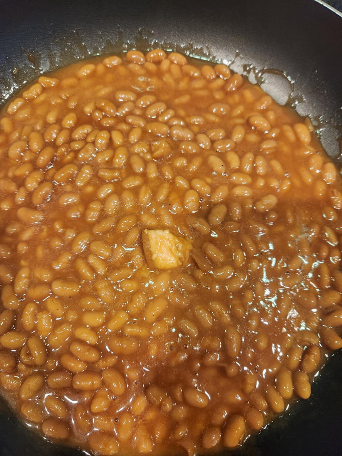 There is exactly ONE piece of pork in this can of pork and beans. - 9GAG