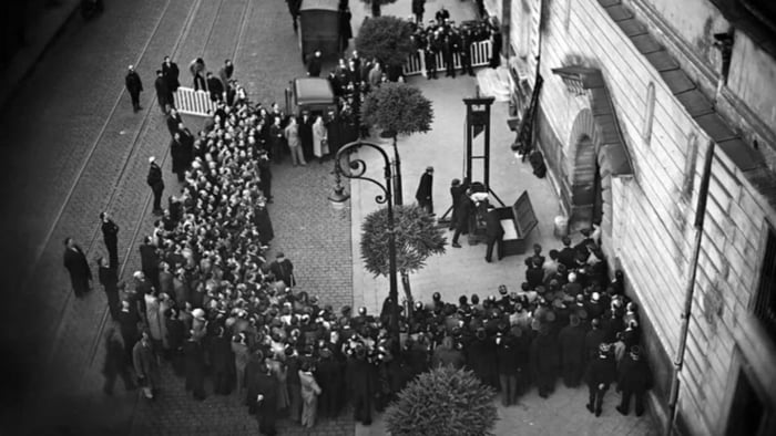 The last public guillotine execution in Versailles, France, 1939. Would ...
