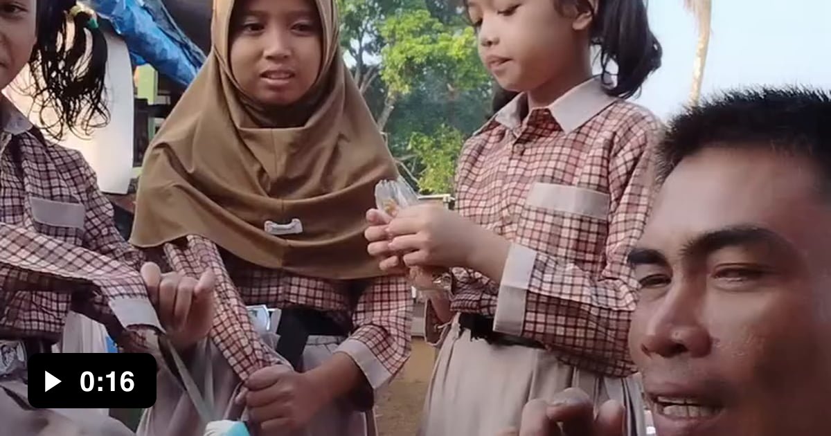 Bravo! Kecil kecil sudah main otong otongan - 9GAG