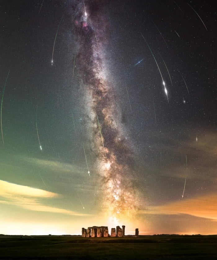 Meteor Shower over Stonehenge! - 9GAG