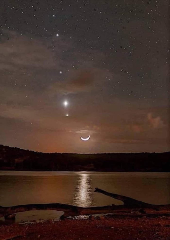 Saturn, Mars, Venus, Jupiter and crescent moon just before sunrise. - 9GAG