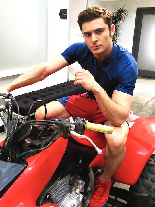 Zac Efron makes me weak in the knees - 9GAG