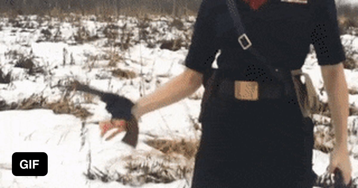 Cosplay girl with skill like Metal Gear’s Ocelot Revolver - 9GAG