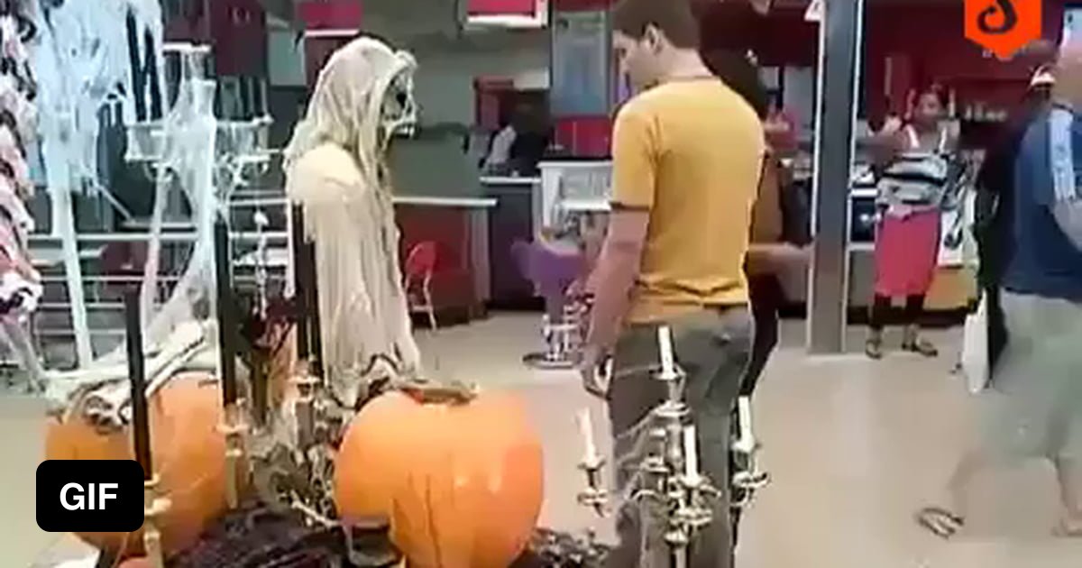 Scaring the scarer - 9GAG