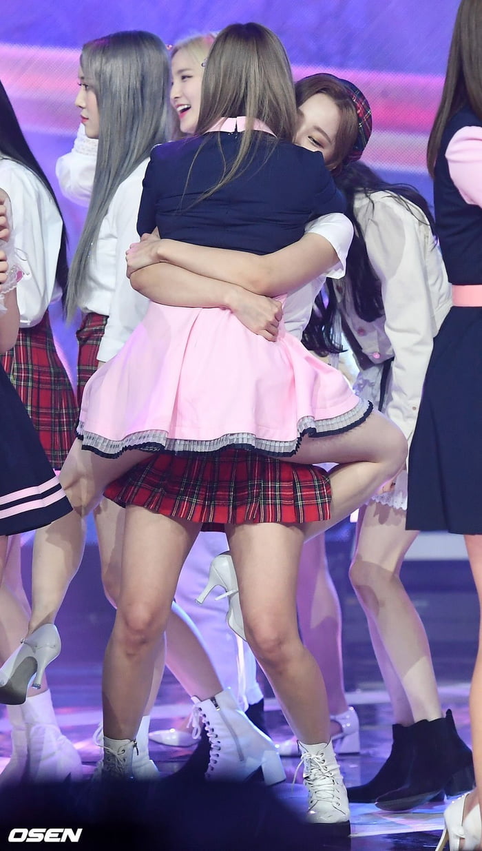 Eunbi and MOMOLAND Yeonwoo Cute Hug - 9GAG