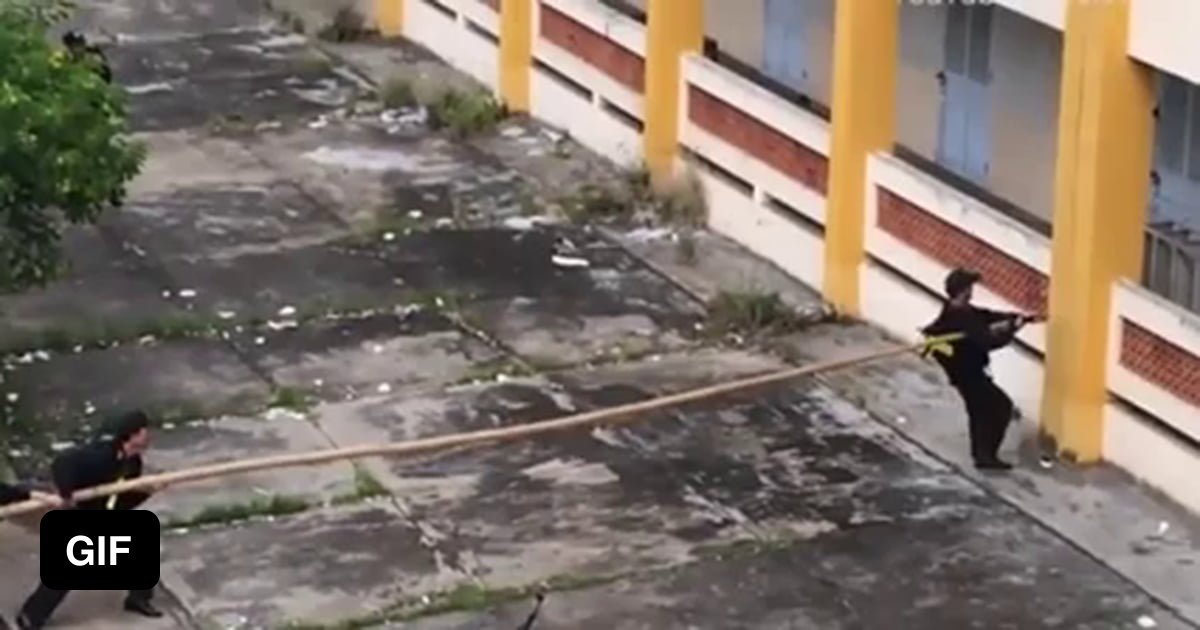 Vietnamese SWAT team climbing building using a wooden pole - 9GAG