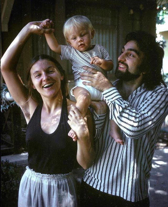 Leonardo DiCaprio and his parents George and Irmelin, 1976 - 9GAG