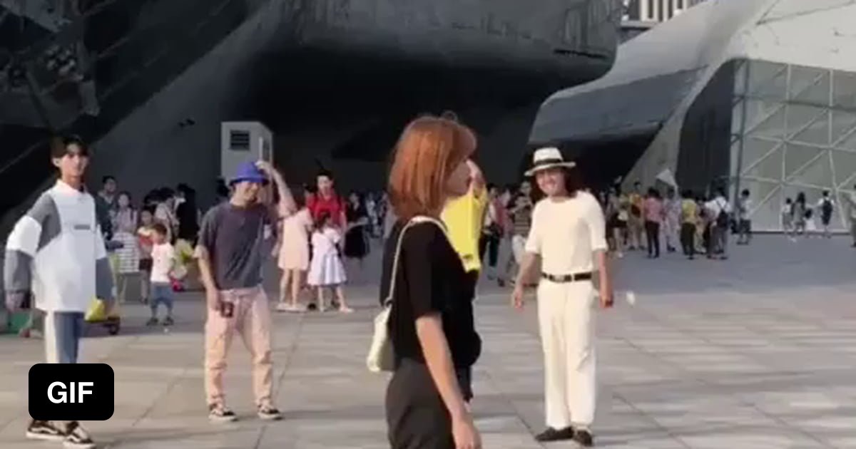 How to moonwalk. - 9GAG