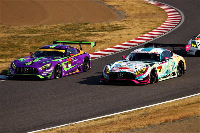 Battle between two AMG GT3s: Hatsune Miku/Goodsmile with team Ukyo VS ...