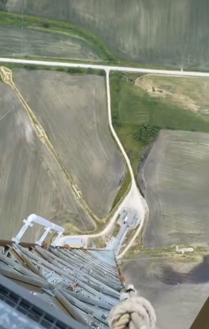 450 meters above the ground, views at work - 9GAG