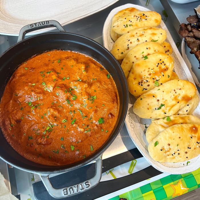 Butter chicken and garlic naan - 9GAG