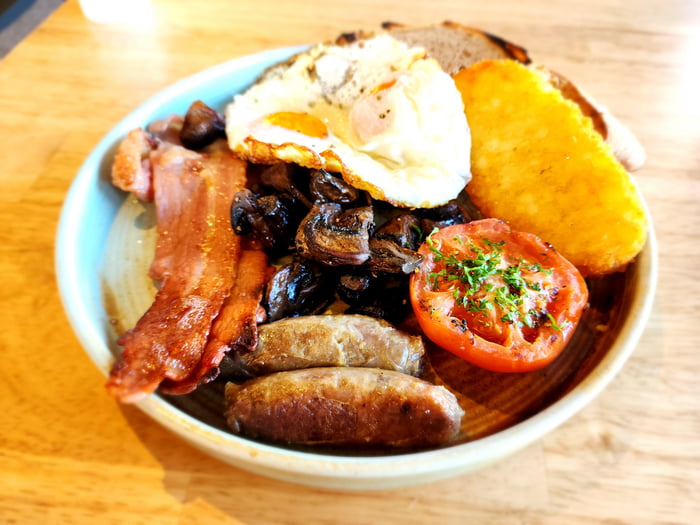 Big Breakfast - sunny side egg, hashbrown, sausages, mushrooms, bacon ...