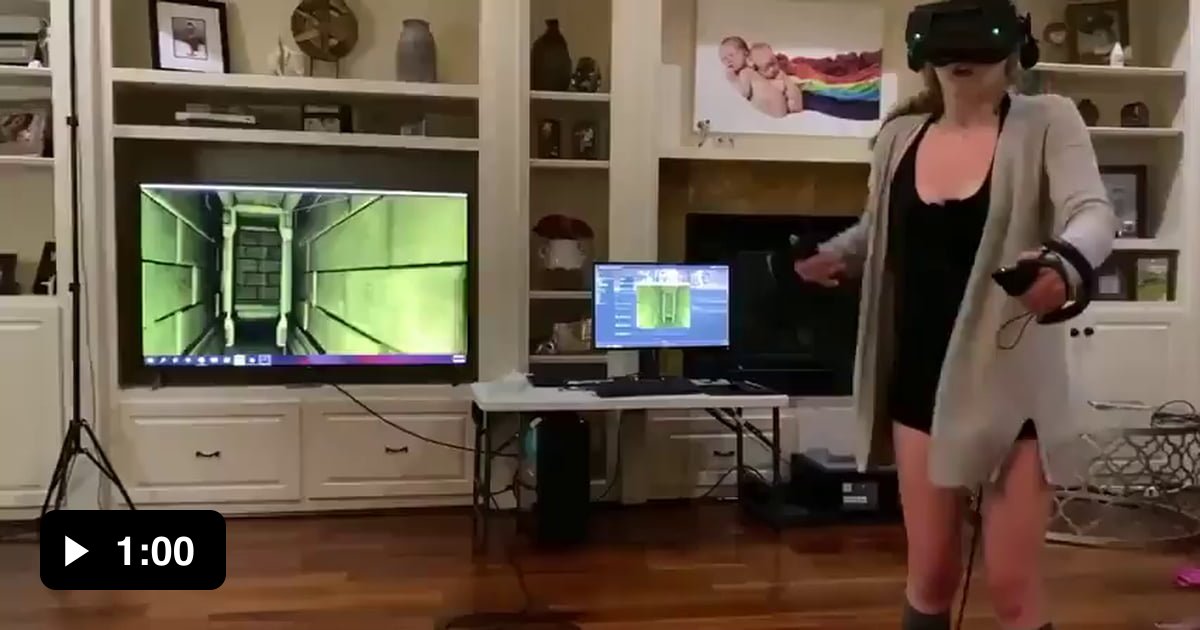 Playing a Horror Game on VR - 9GAG