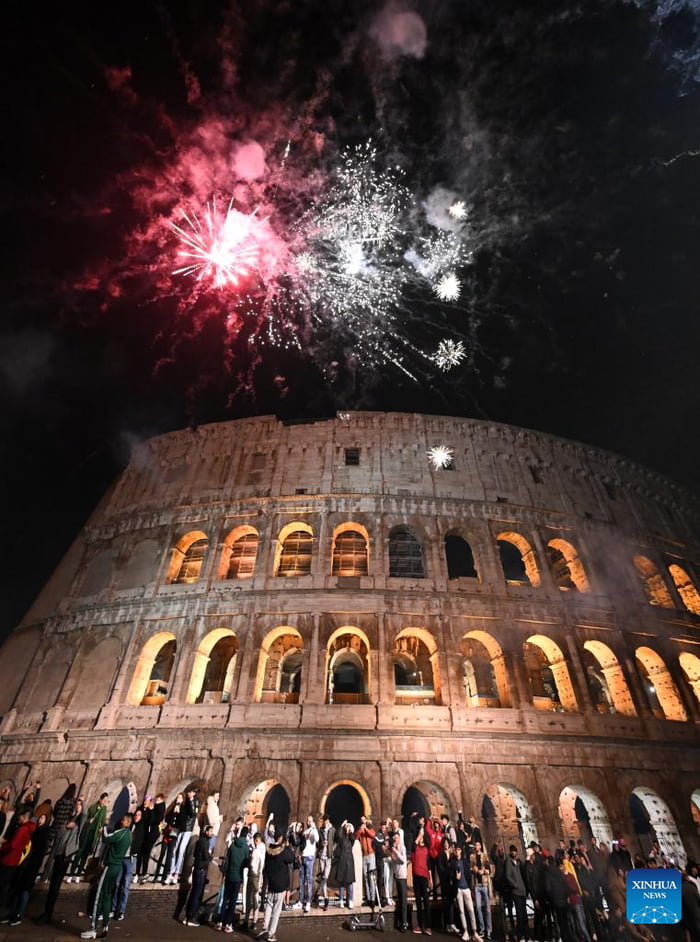 Fireworks over the Colosseum during the New Year Celebrations. (Photo ...