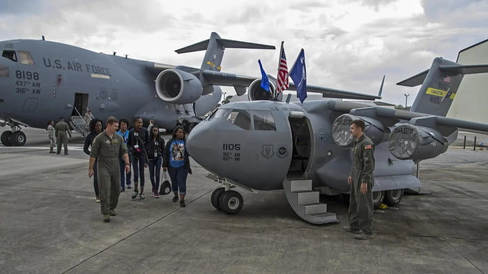 C17 mini, transporter of renforcement, minion of The C17 globemaster, -80% capacity, +300% ...