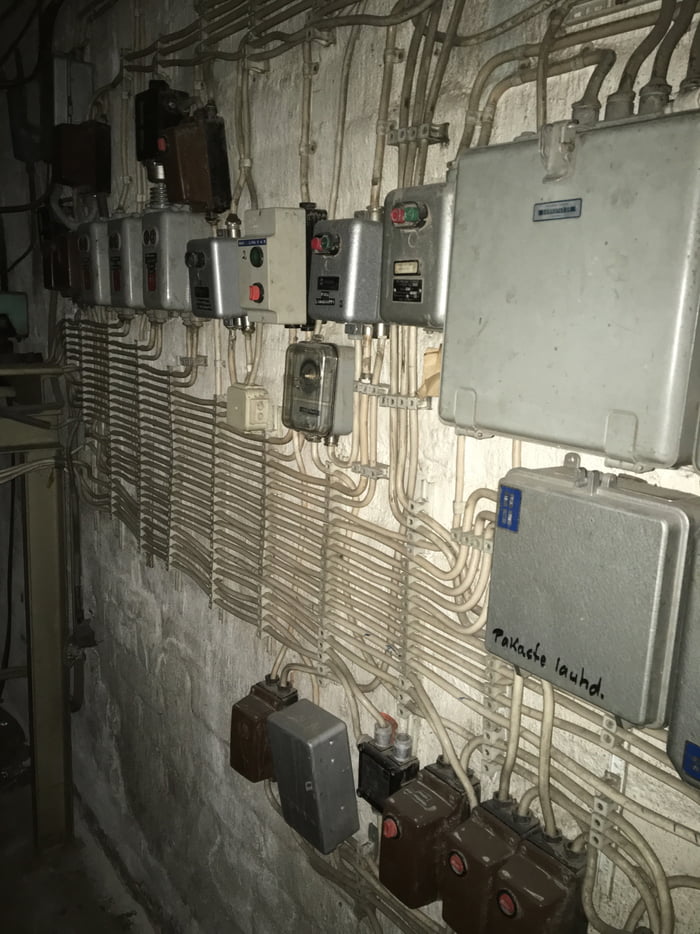 I think this electrician from '60s had OCD - 9GAG