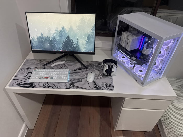 Minimalist setup for gaming/entertainment - 9GAG