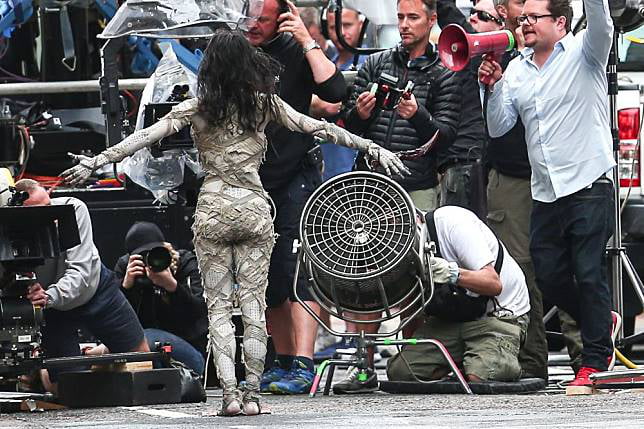 That mummy booty though... - 9GAG