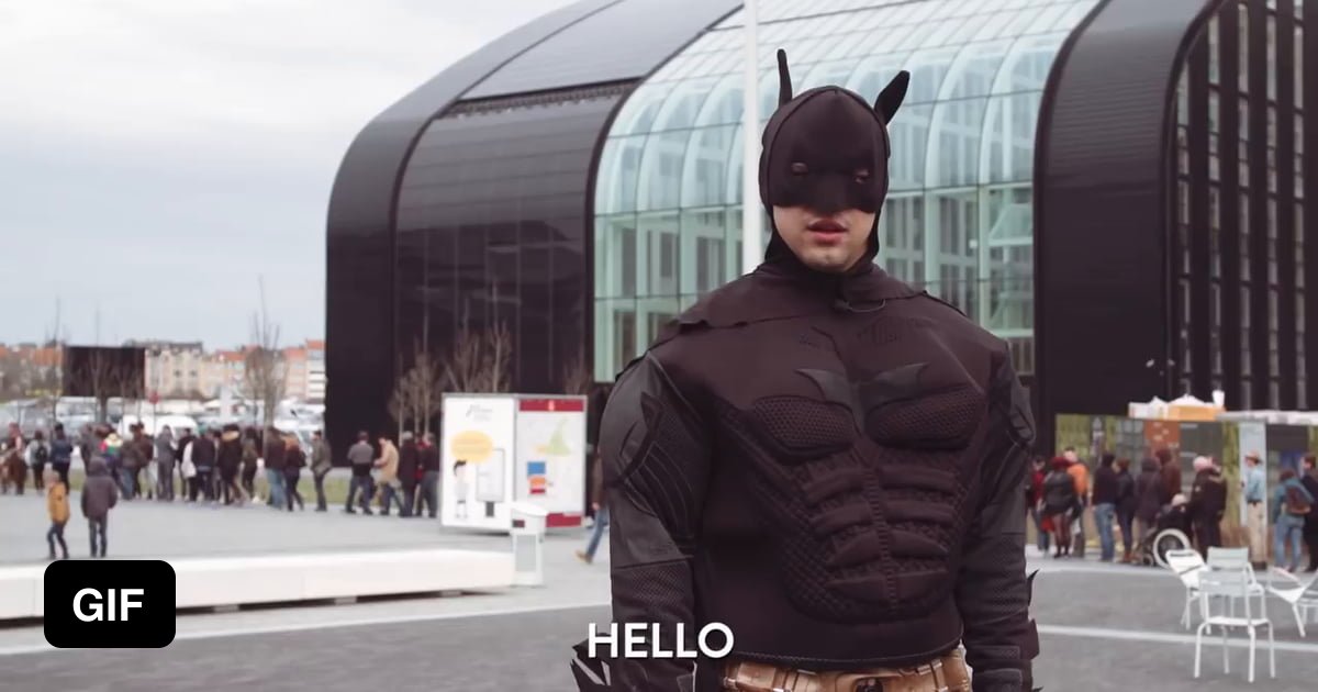 Awkward Batman tries to pick up girls at Comic Con (1:44) - 9GAG