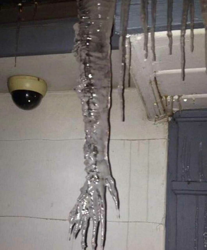 It's so cold that even the house ghost froze. - 9GAG