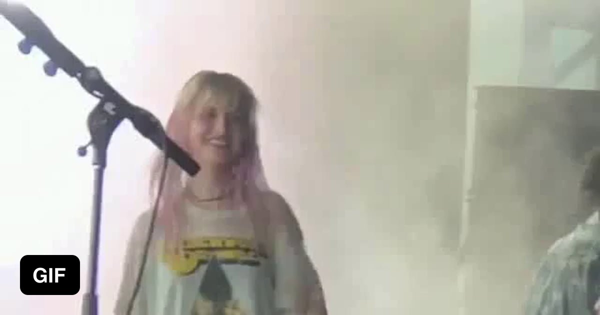 Hayley Williams Butt Slap - 9GAG