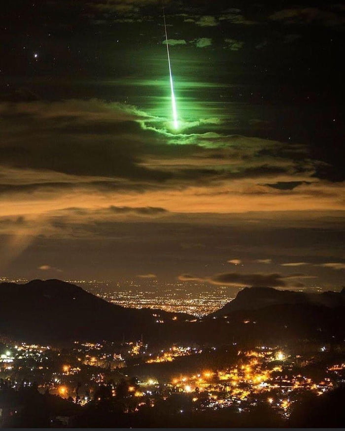 A stunning shot of a meteor lighting up India’s sky - 9GAG