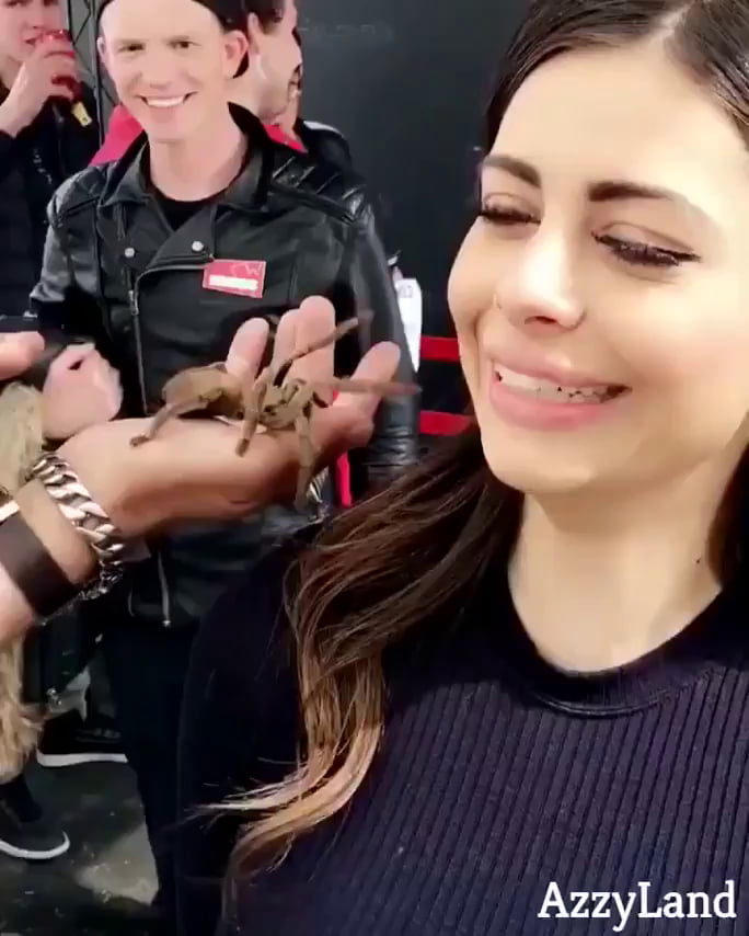 Come here lil mama lemme whisper in your ear - 9GAG