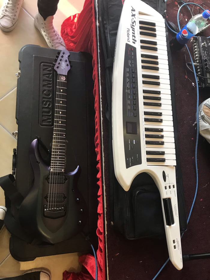 Rate my guitar and my keyboard player keytar - 9GAG