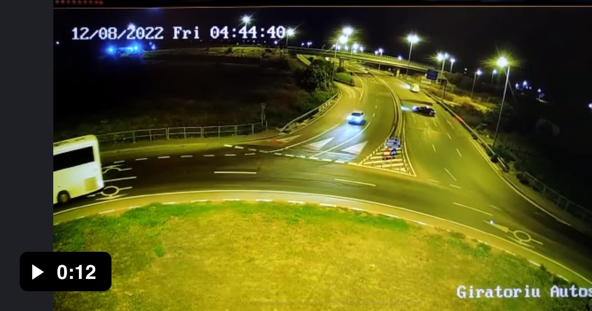 A driver jumps over a roundabout while another drives in the wrong way ...