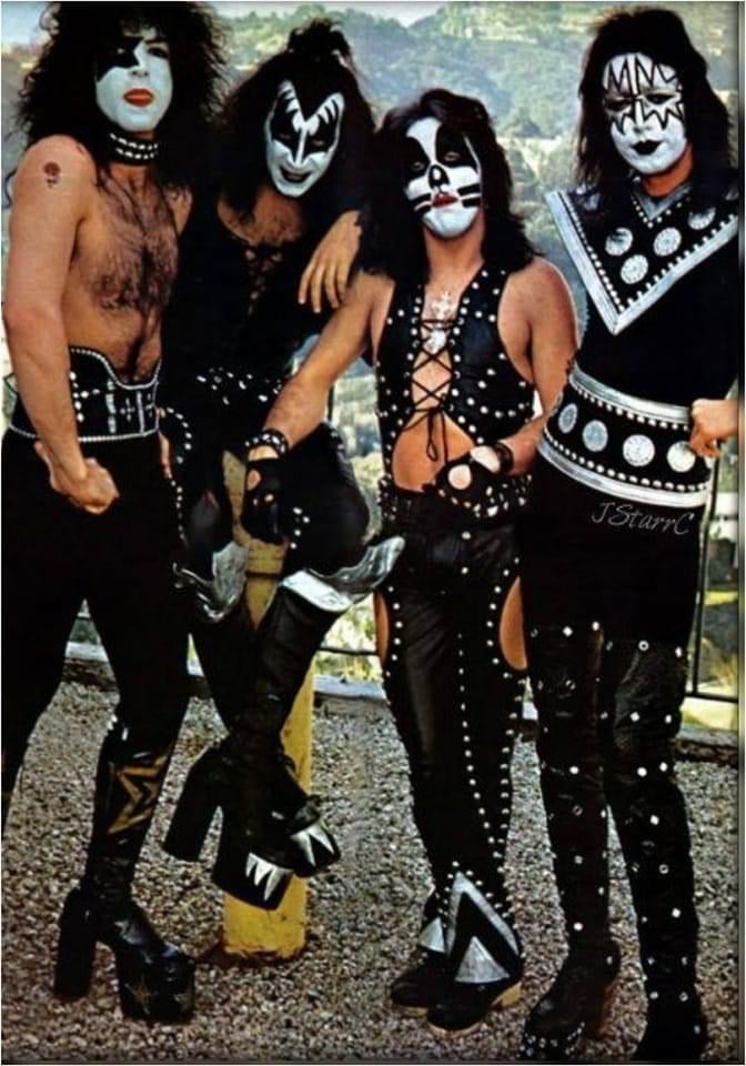 For the kiss fans - 9GAG