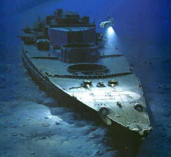 Illustration of the wreck of the battleship Bismarck - weighing over ...