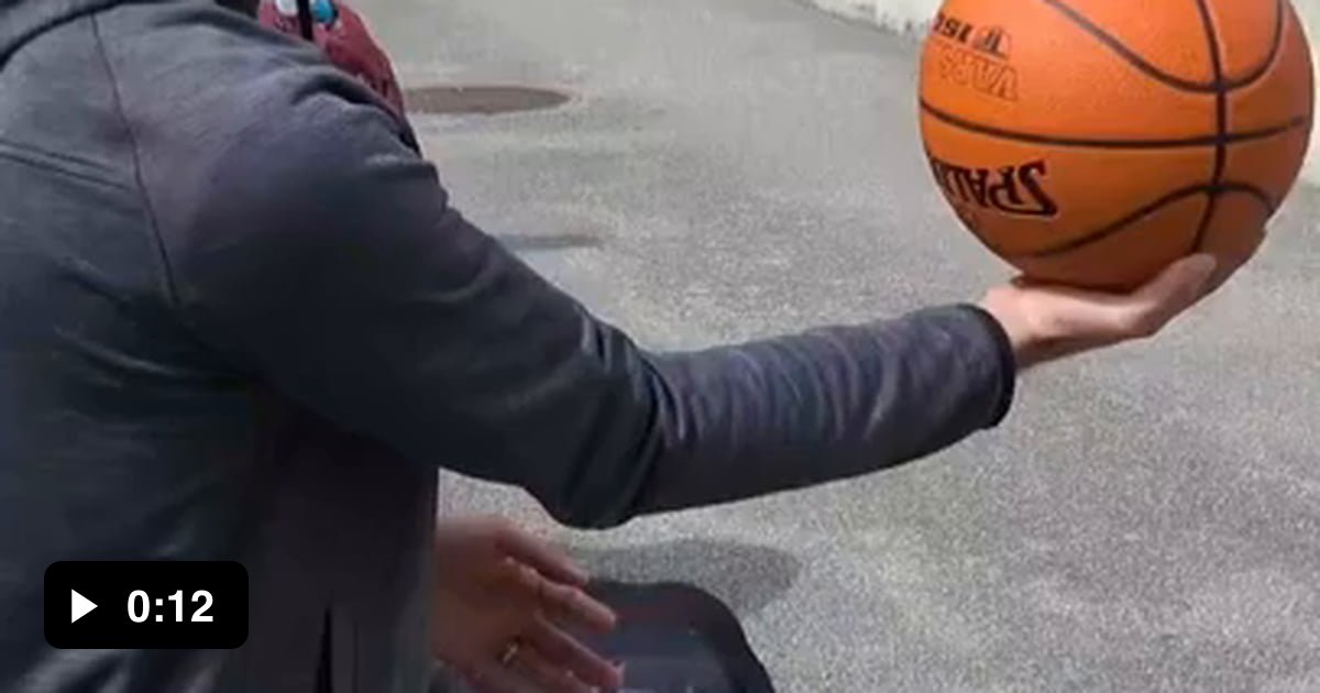 The world record backwards basketball shot - 9GAG