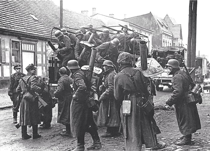 Troops of 4th SS Polizei Panzergrenadier Division armed with ...
