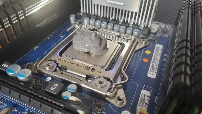 The perfect amount of thermal paste - 9GAG