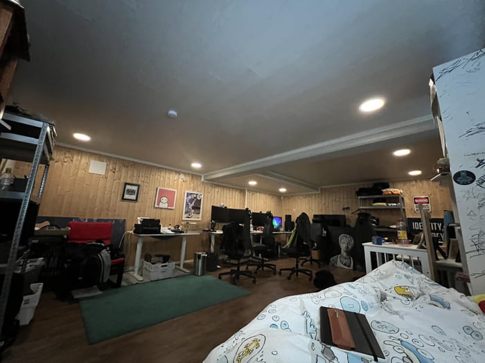 Bedroom and workspace - 9GAG
