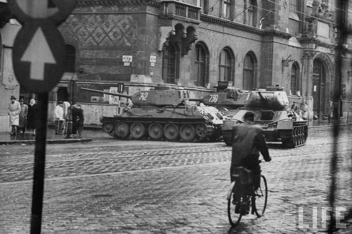 23/10/1956 The Hungarian revolution. Soviet tanks in Budapest. Glory to ...