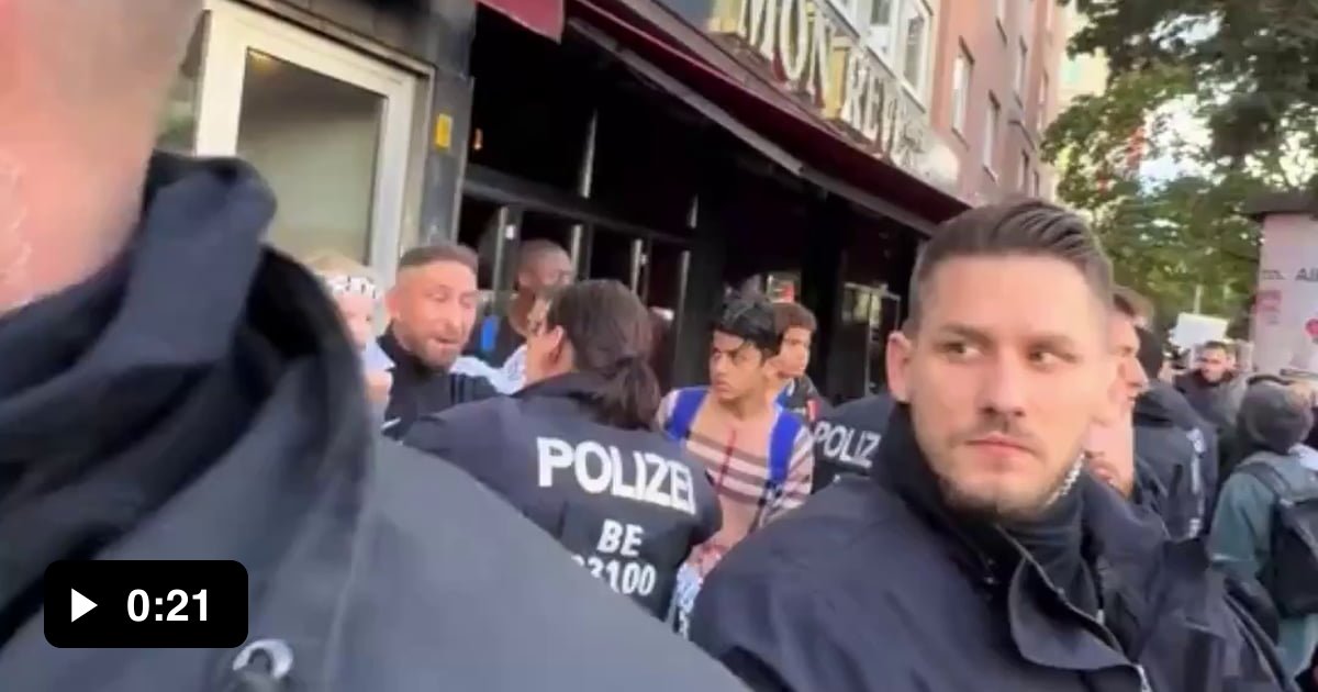 German police officers in Berlin do not submit to Allah and are not intimidated by Islamists ...