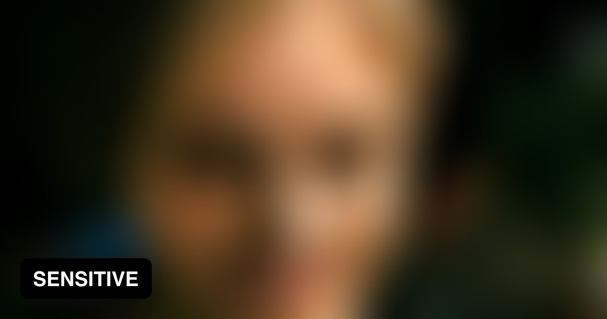 Samara Weaving. Absolutely rocking a form fitting dress in Scream 6 - 9GAG