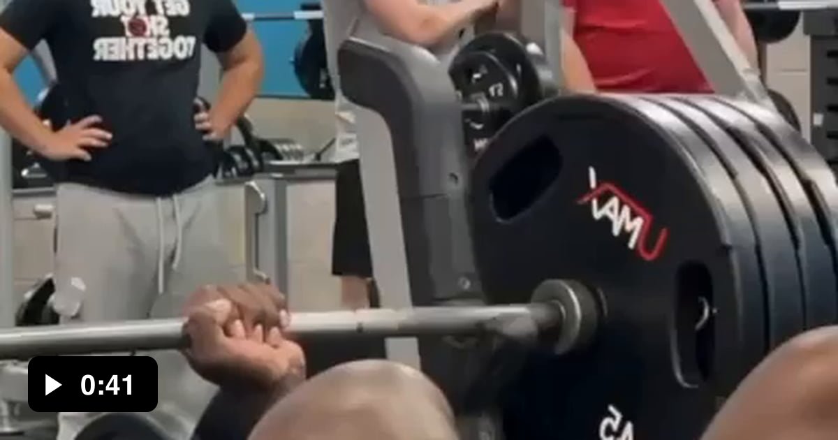 405lb bench press - 9GAG