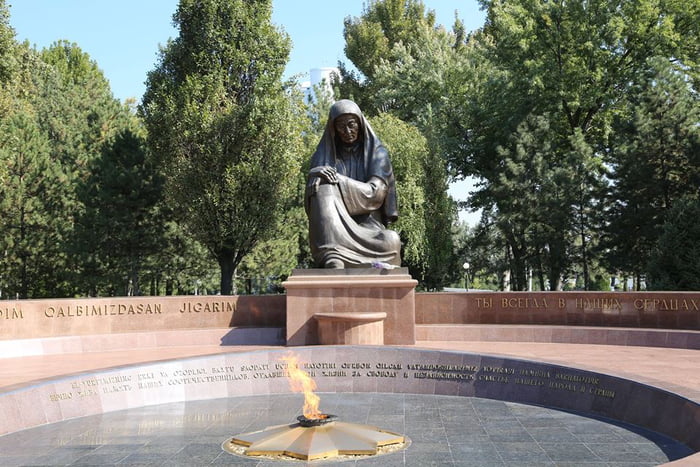 This is the mourning mother statue instead of unknown soldier. - 9GAG