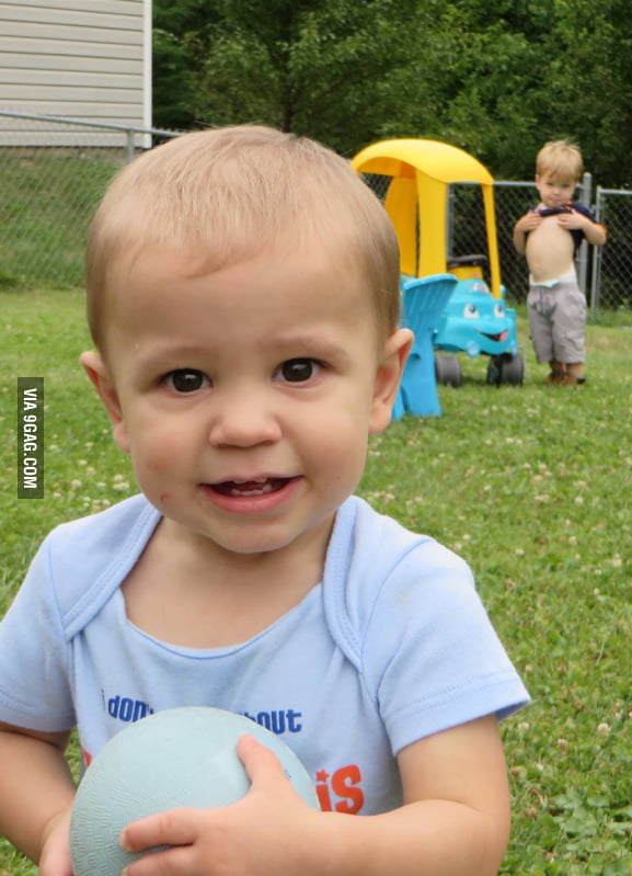 The baby has conquered the photobomb - 9GAG