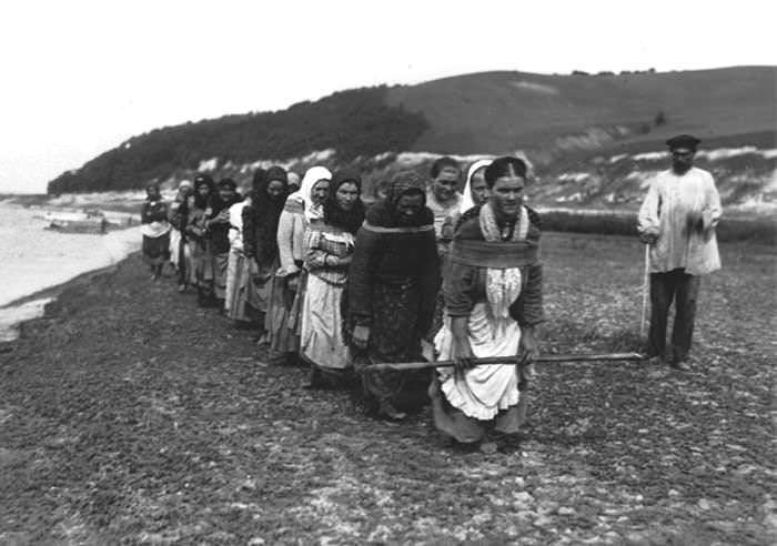 A group of women barge-haulers and their overseer, pulling a boat up ...