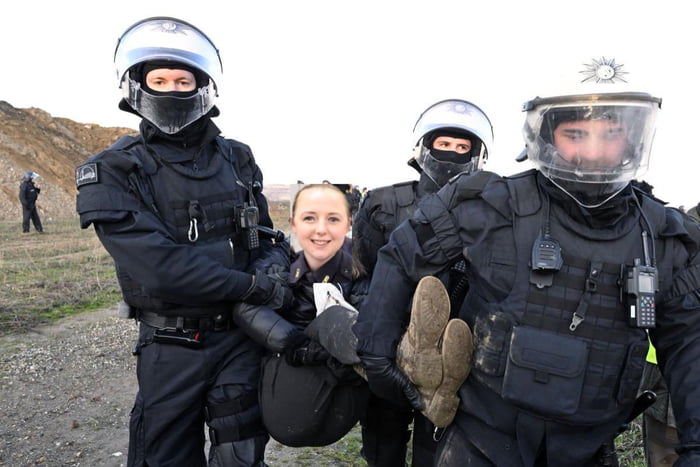 Modern strong wahmen... though something is weird about this pic - 9GAG