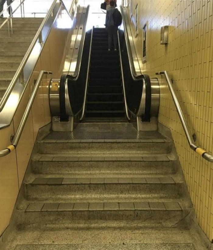 Escalator with some extra steps. - 9GAG
